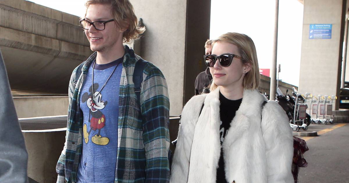 Emma Roberts et son fiancé Evan Peters arrivent à l'aéroport Roissy ...