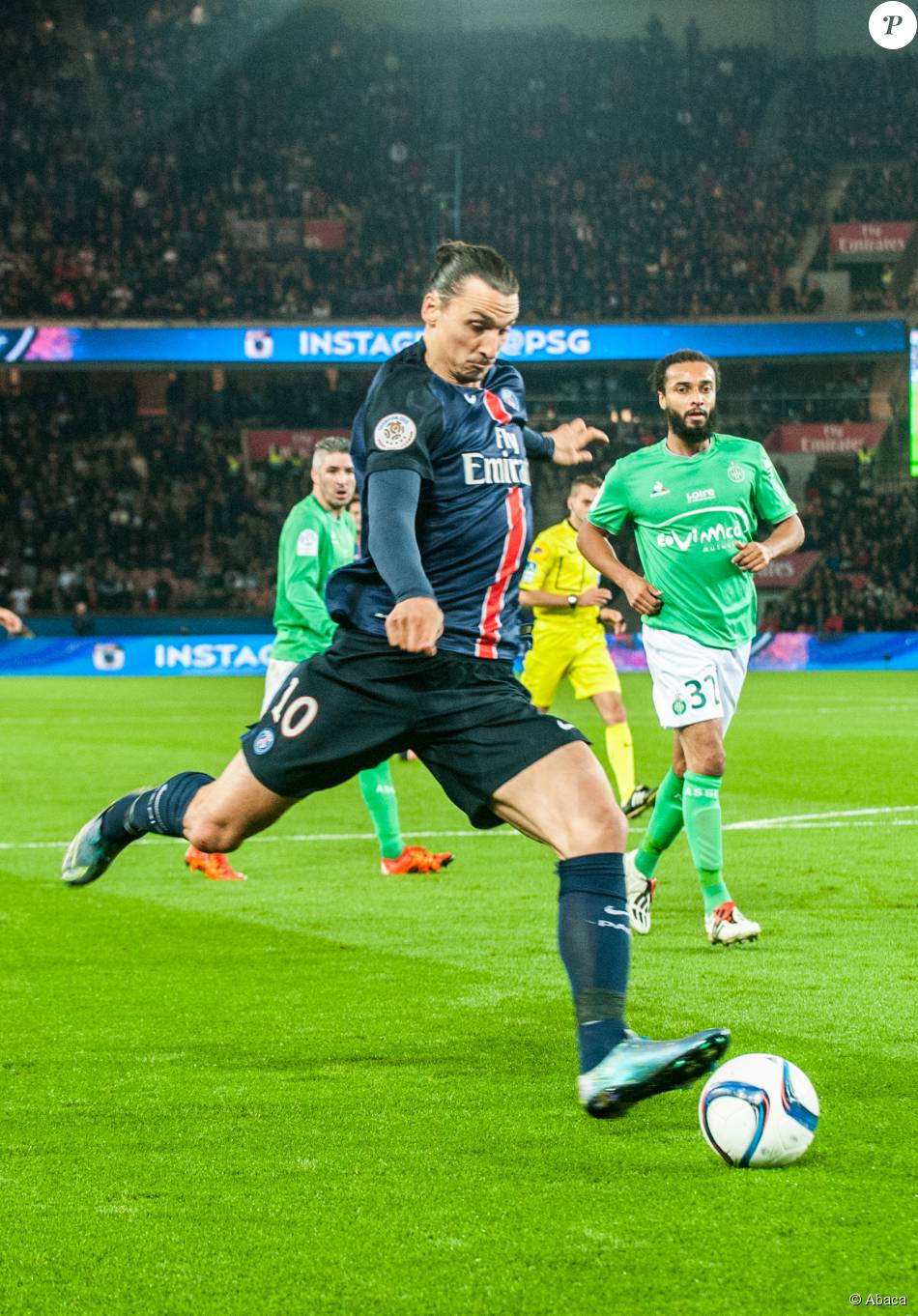 Zlatan Ibrahimovic lors du match Paris Saint-Germain - A.S. Saint ...