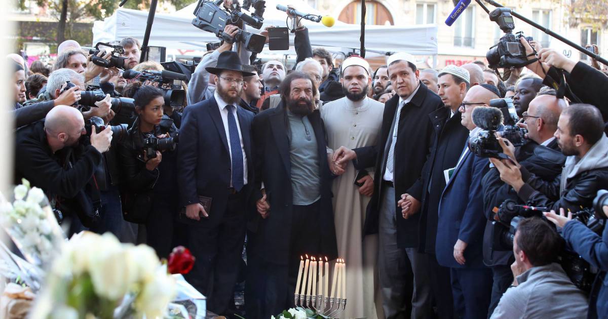 Marek Halter et l'imam de Drancy Hassen Chalghoumi rendent hommage aux victimes de l'attentat ...