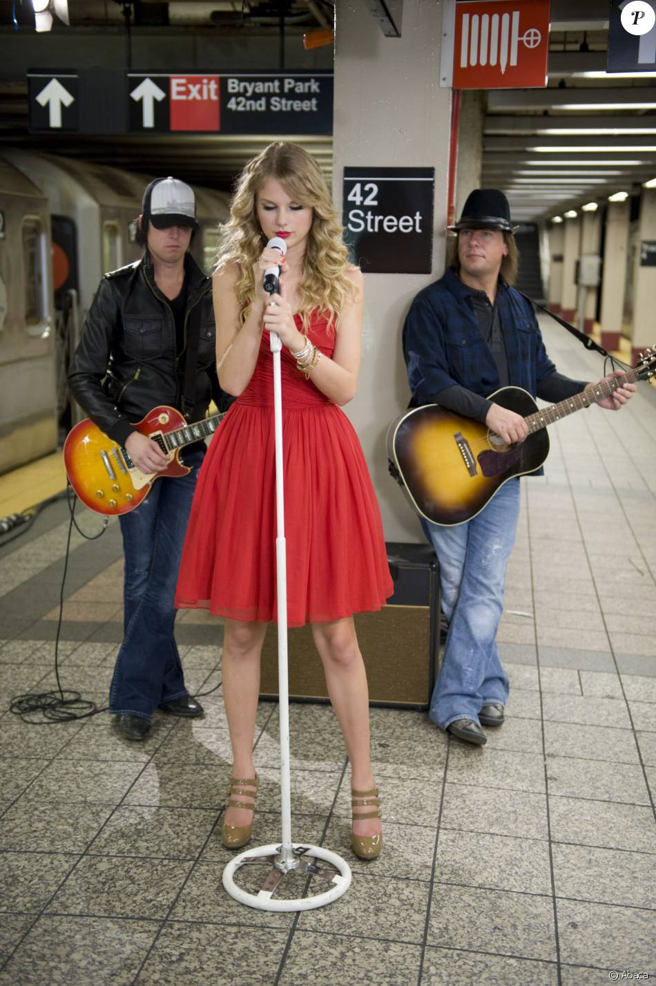 Taylor Swift donne un concert dans le metro pour les MTV Video Music ... Taylor Swift donne un concert dans le metro pour les MTV Video Music ...