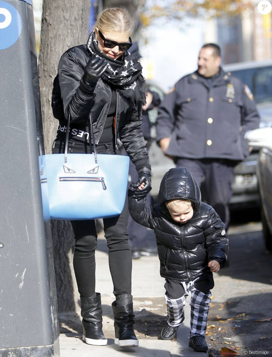 Exclusif - La chanteuse Fergie et son fils Axl Jack Duhamel saluent un ...