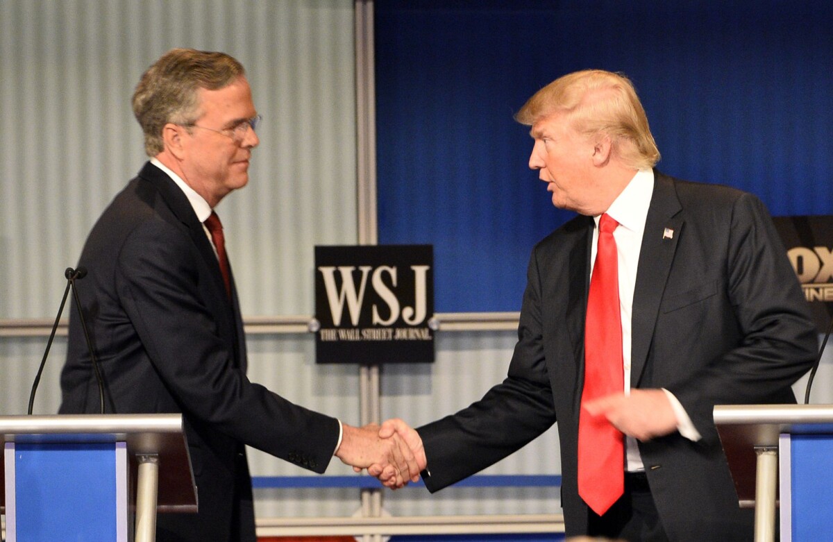 Photo : Jeb Bush et Donald Trump à Milwaukee, Wisconsin, le 10 novembre ...