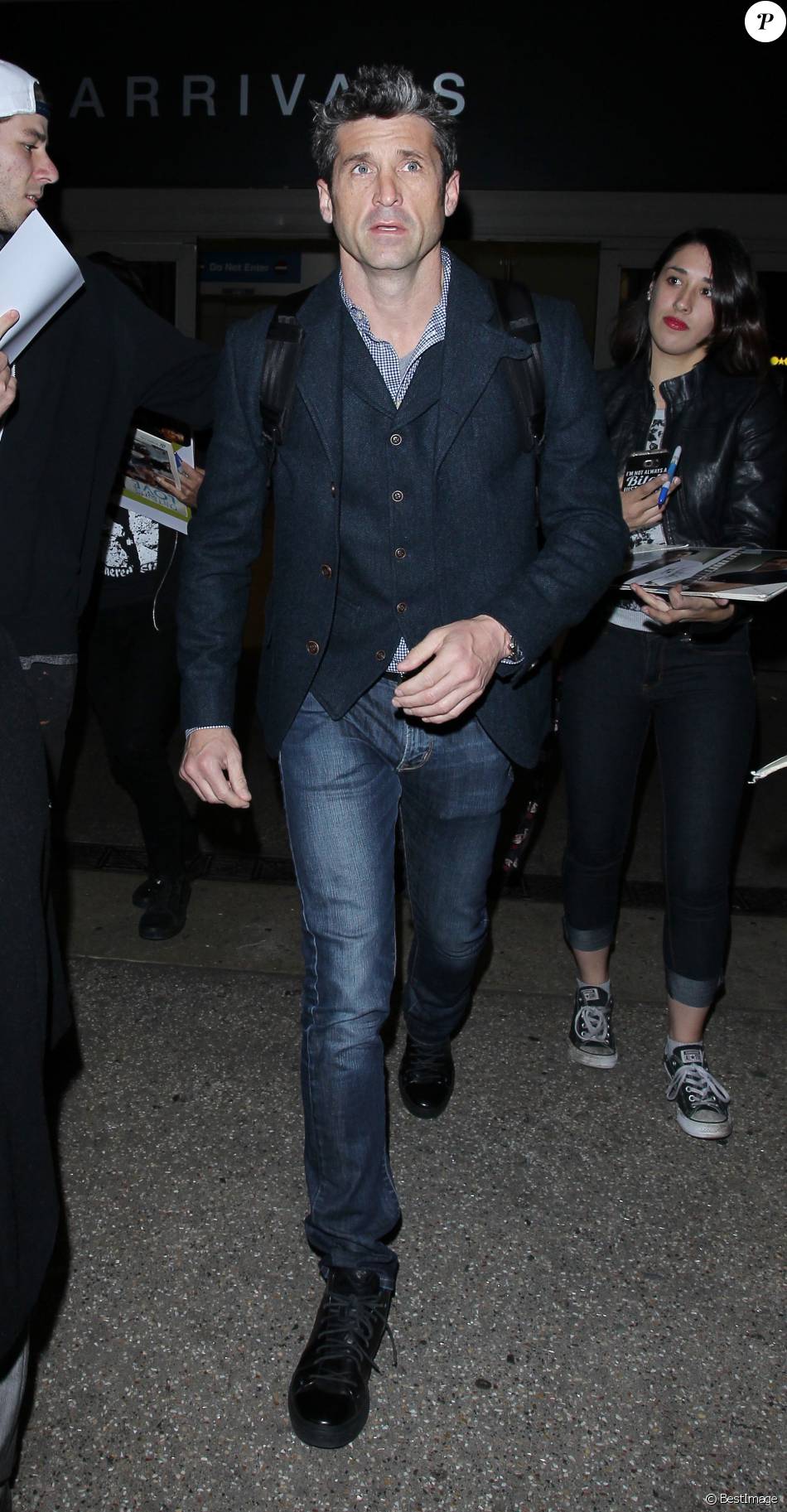 Patrick Dempsey signe des autographes à son arrivée à l'aéroport LAX de ...