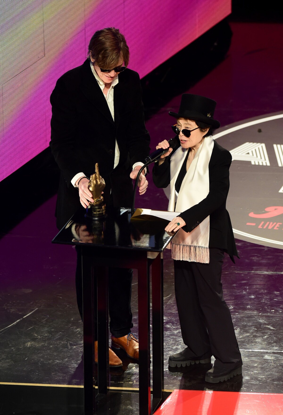 Photo : Thurston Moore remet à Yoko Ono le NME Inspiration Award sur la ...