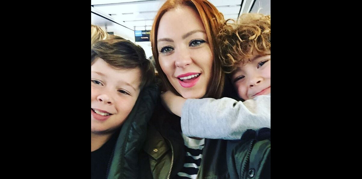 Photo : Natasha Hamilton et ses fils, à Orlando, février 2016 - Purepeople