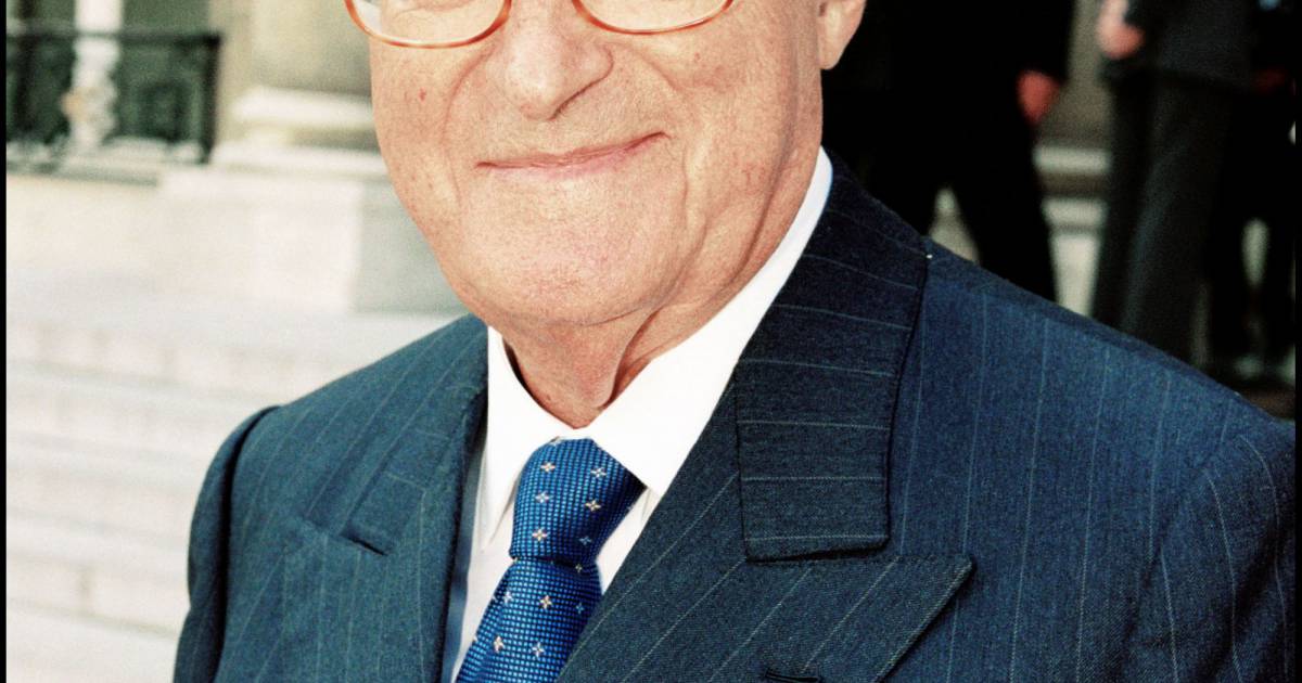 Alain Decaux fait grand officier de la Légion d'honneur en 2000 ...