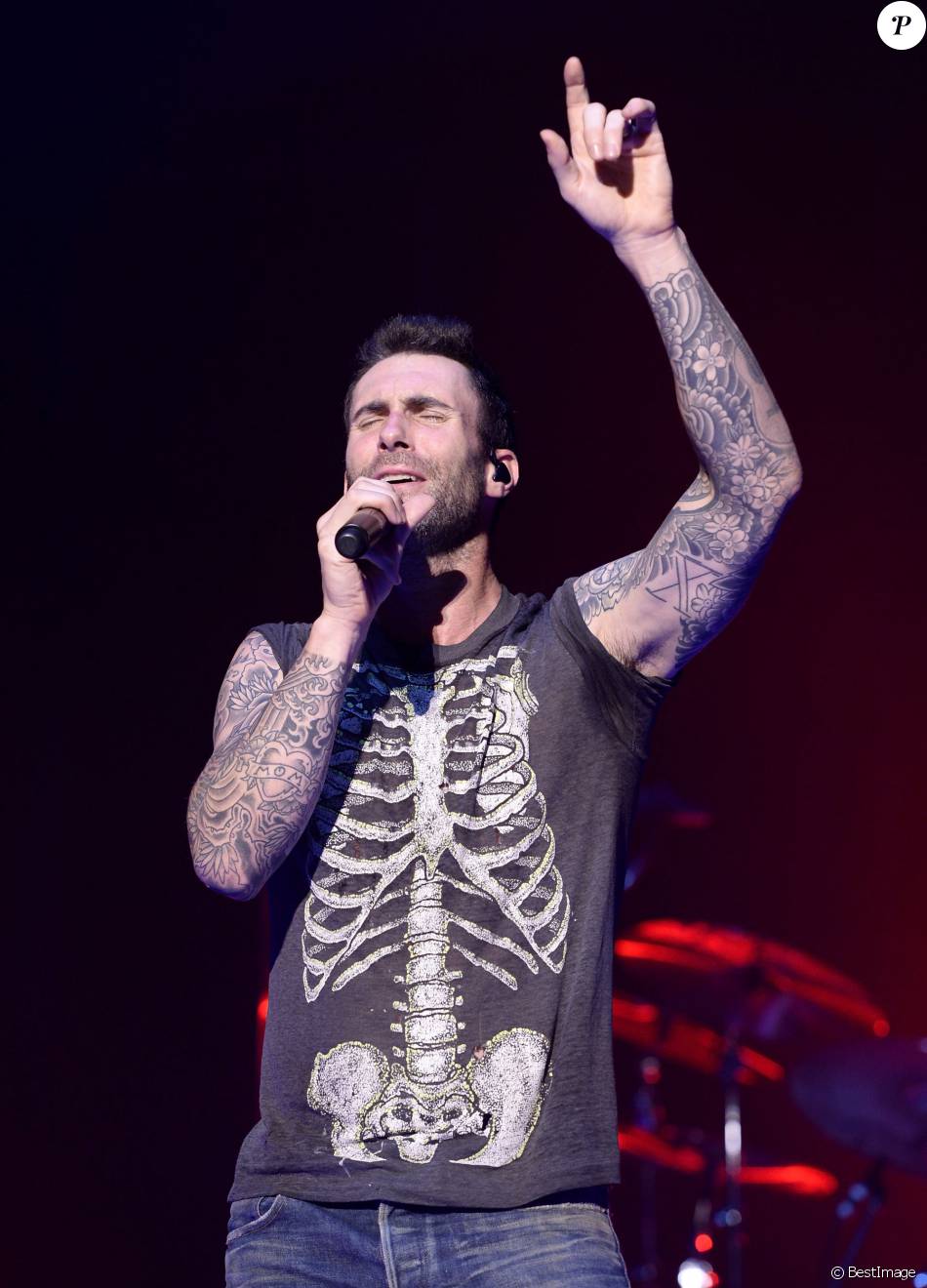 Adam Levine en concert avec Maroon 5 à Madrid le 15 juin 2015 - Purepeople