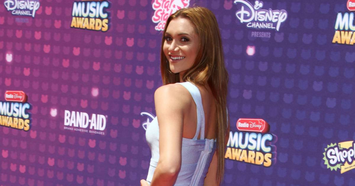 Alyson Stoner à la journée Radio Disney Music Awards 2016 au théâtre ...