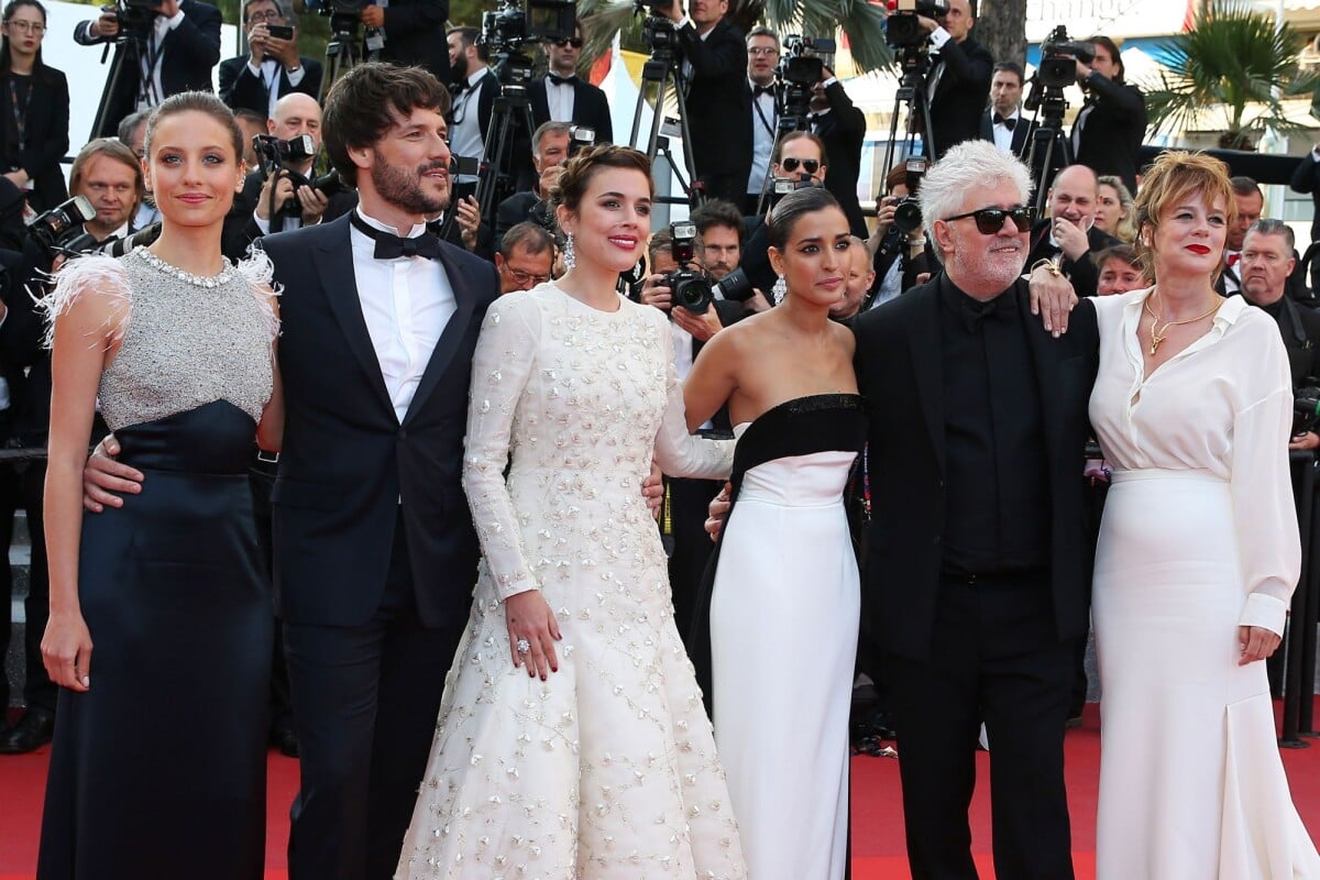 Photo : Michelle Jenner (bagues et boucles d'oreilles Messika), Daniel ...