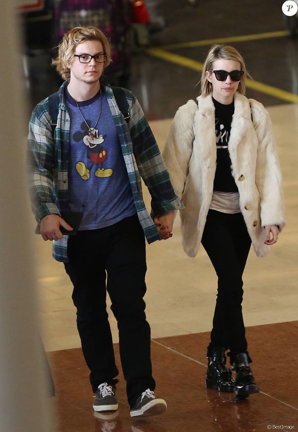 Emma Roberts et son fiancé Evan Peters arrivent à l'aéroport de Roissy ...