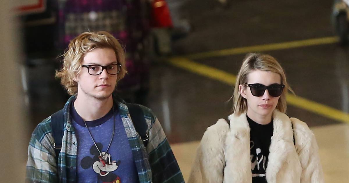 Emma Roberts et son fiancé Evan Peters arrivent à l'aéroport de Roissy ...