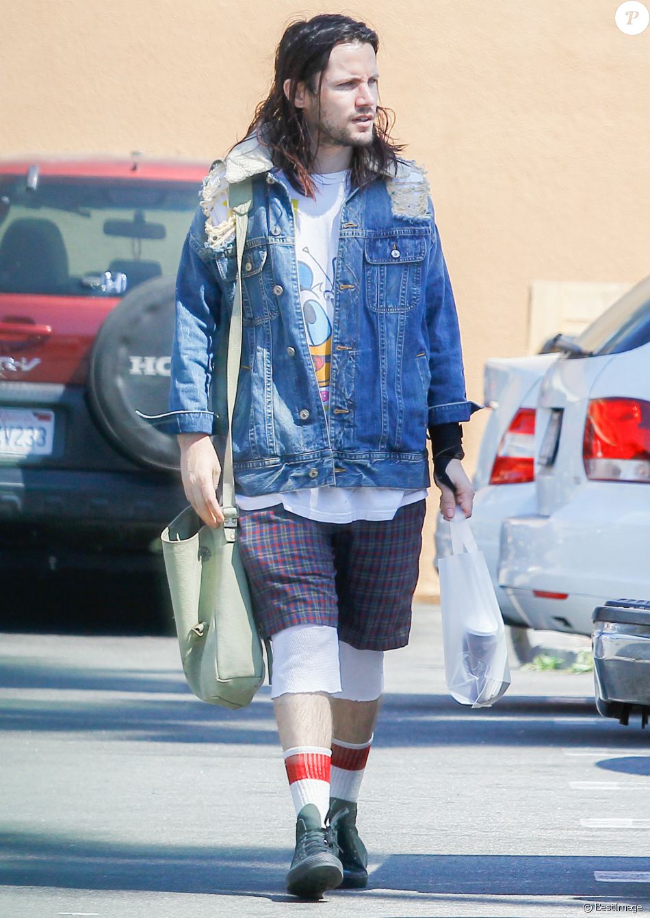 Isaiah Silva, le mari de Frances Bean Cobain, fait ses courses avec un ...