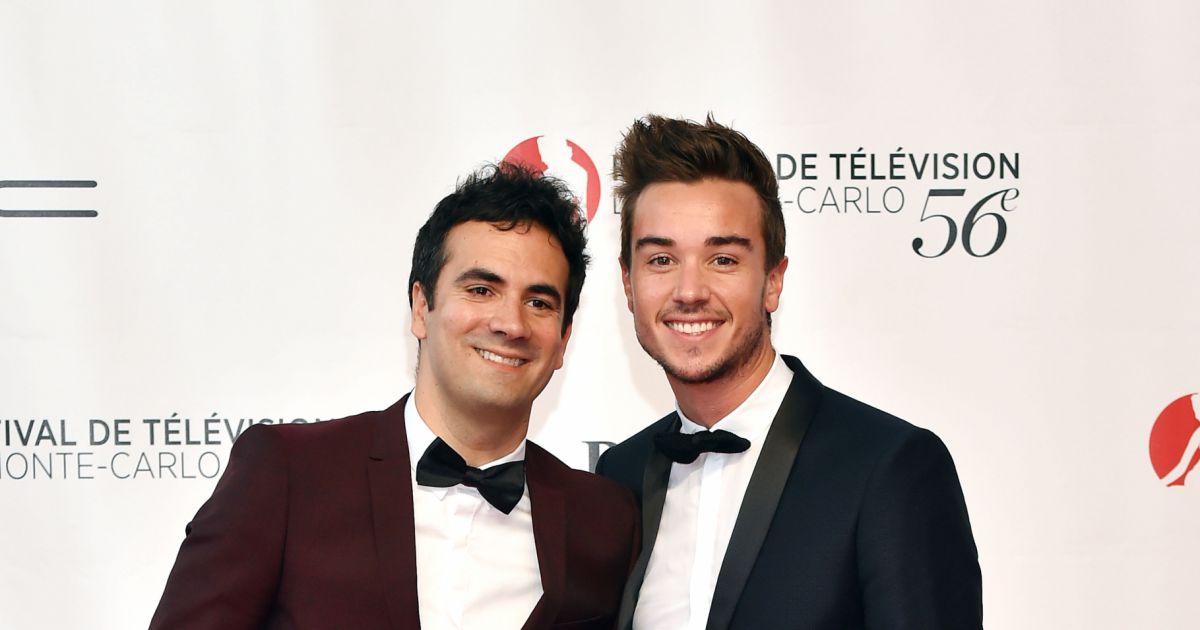 Alex Goude et son compagnon au photocall de la cérémonie d'ouverture du ...