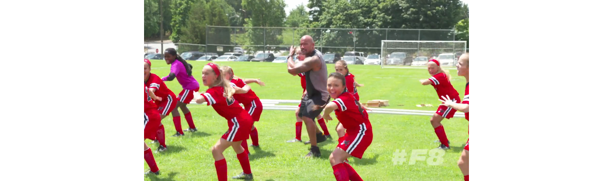 Photo : Dwayne Johnson fait un haka avec des petites filles sur le ...