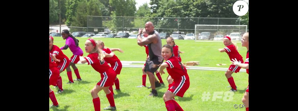 Dwayne Johnson fait un haka avec des petites filles sur le tournage de ...