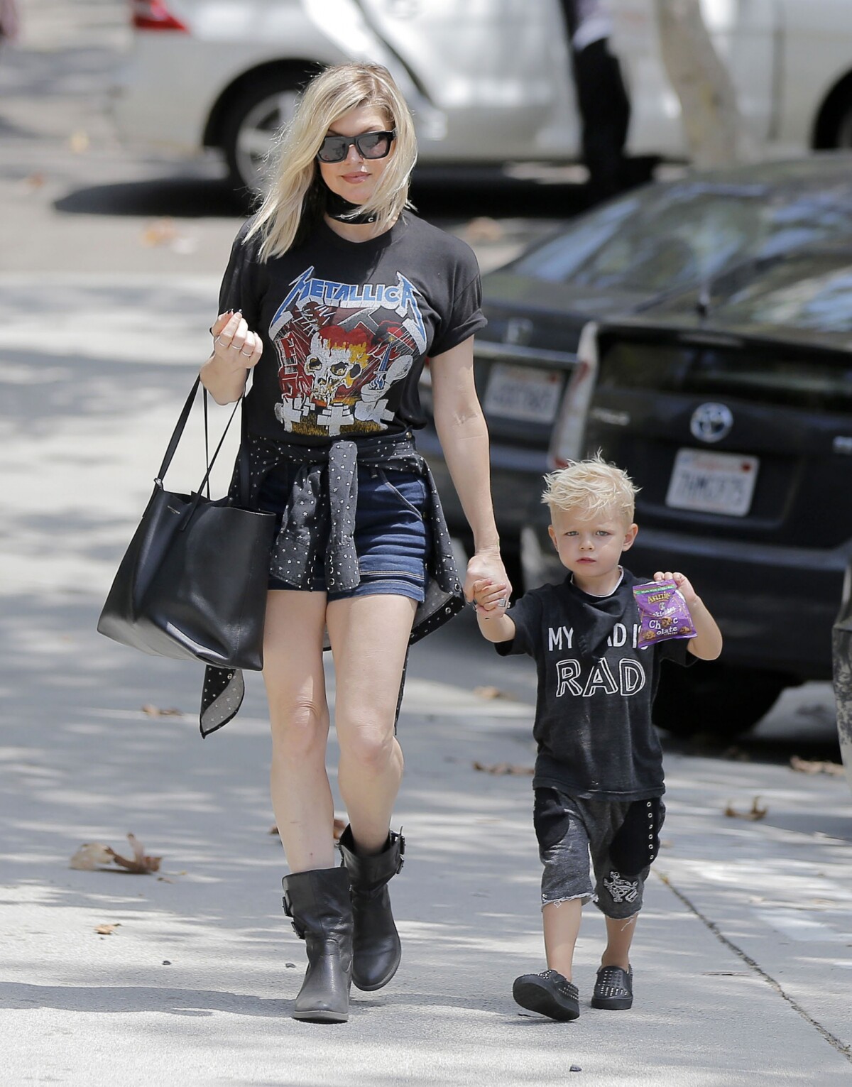 Photo : Exclusif - La chanteuse Fergie se promène avec son fils Axl à ...