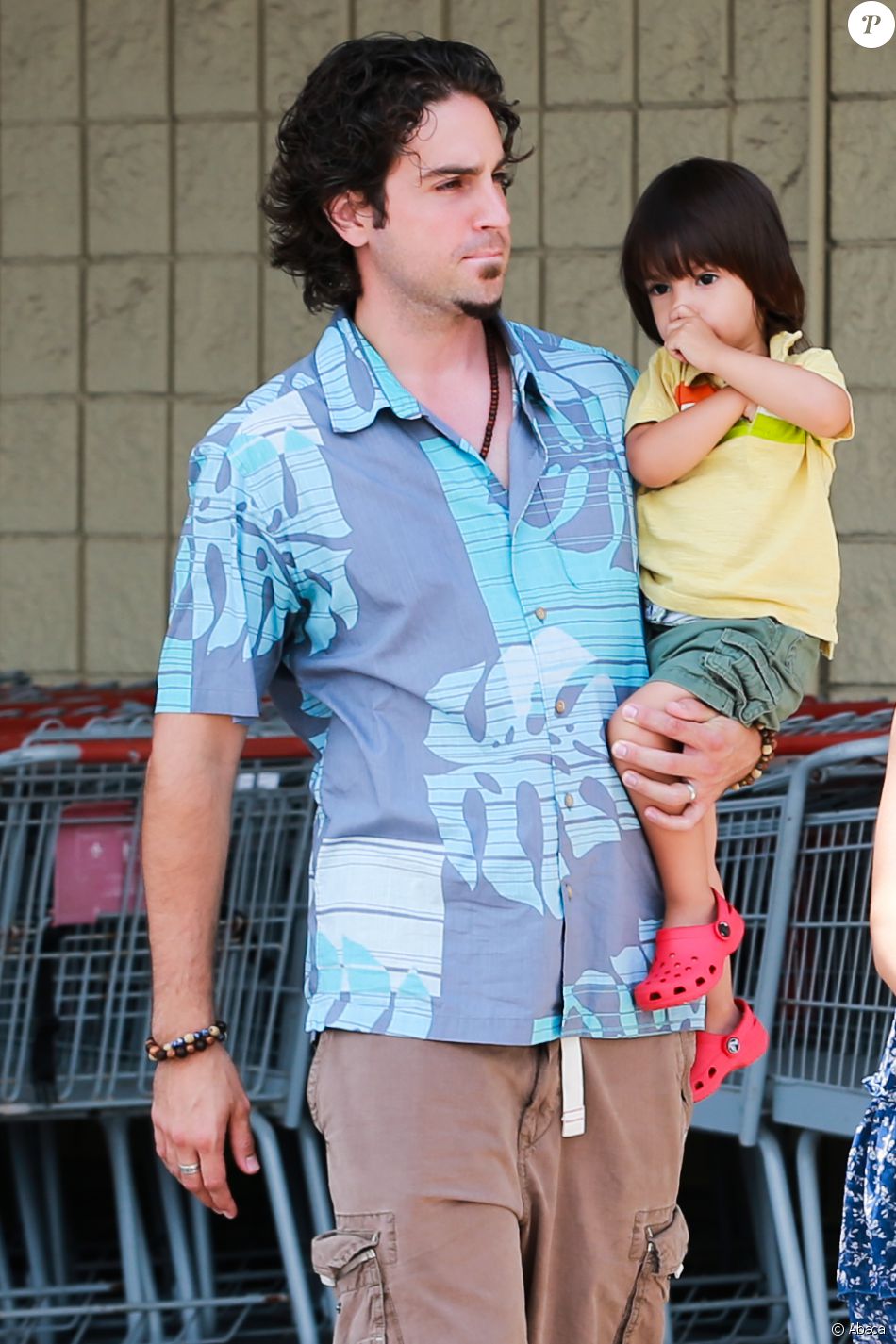 Wade Robson avec son fils dans les rues de Hawai, le 17 mai 2013 ...