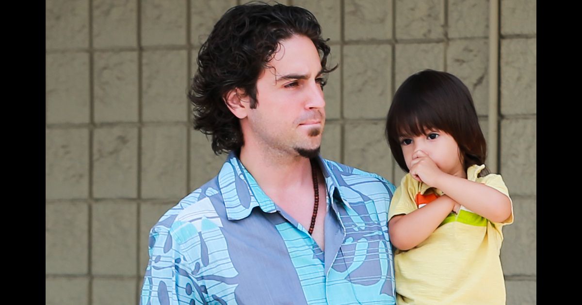Wade Robson avec son fils dans les rues de Hawai, le 17 mai 2013 ...