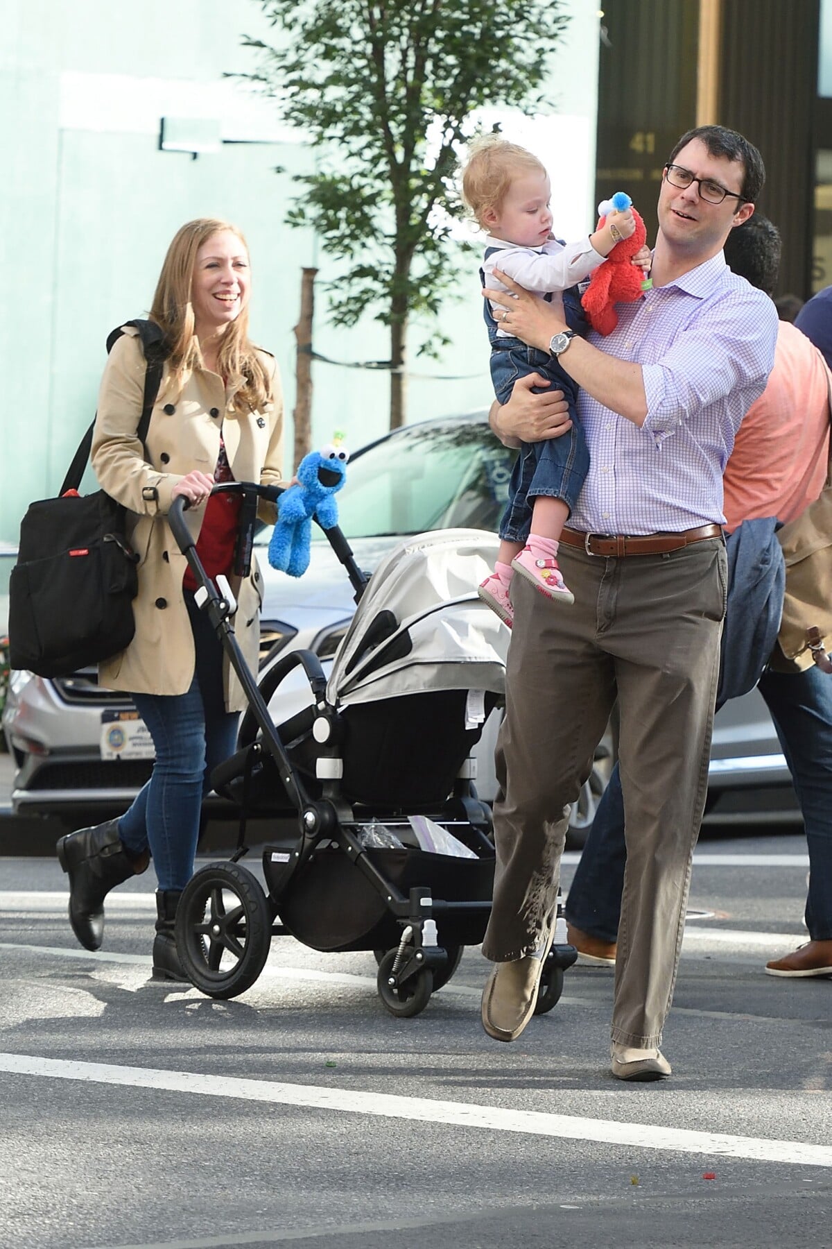 Photo : Chelsea Clinton et Marc Mezvinsky se promènent avec leurs ...