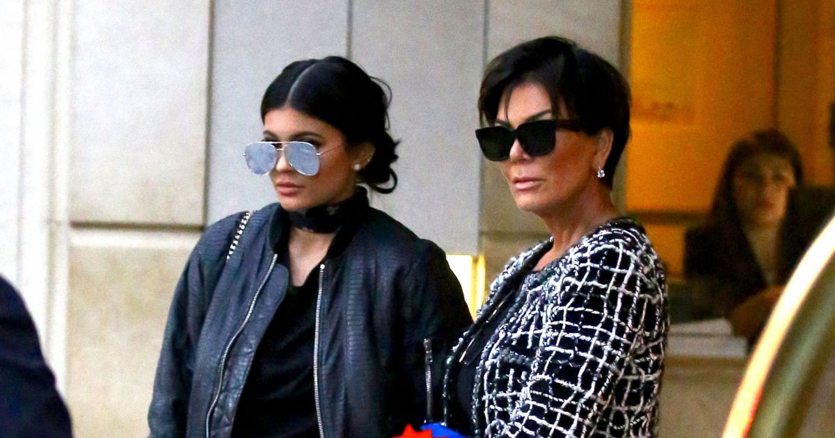 Kris Jenner et sa fille Kylie Jenner à la sortie de l'hôtel Peninsula à ...