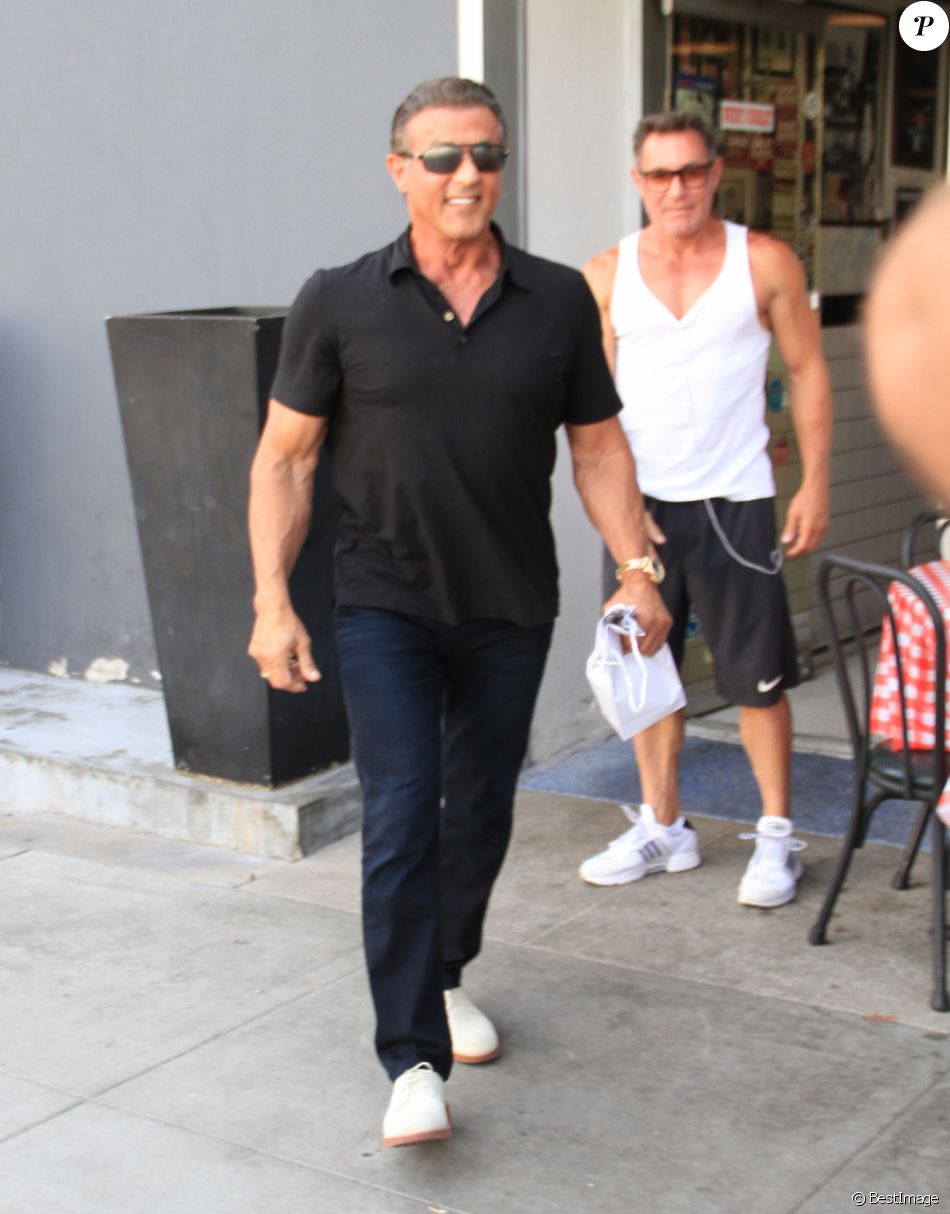 Sylvester Stallone montre fièrement ses muscles à la sortie d'une ... Sylvester Stallone montre fièrement ses muscles à la sortie d'une ...