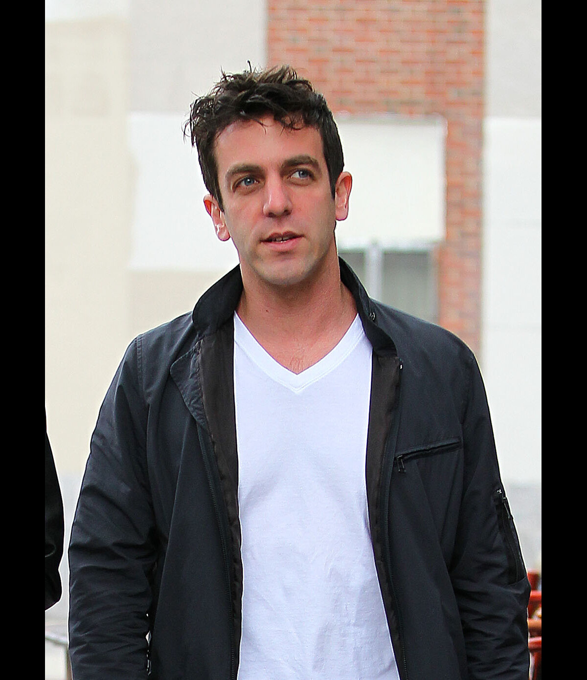 Photo : B.J. Novak et sa petite amie se promenent a New York, le 13 mai ...