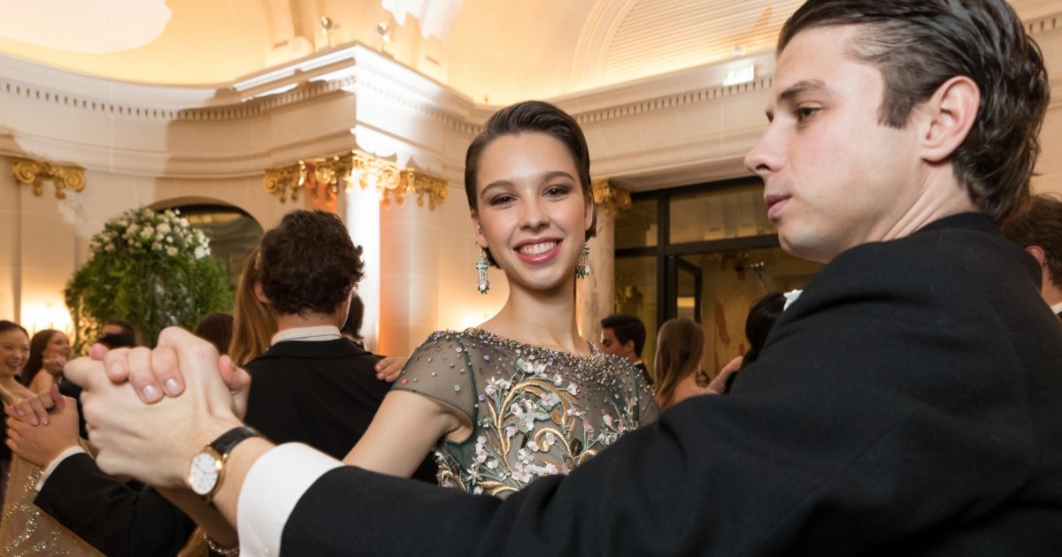 La comtesse Angélique de Limburg Stirum (robe Georges Hobeika) et son ...