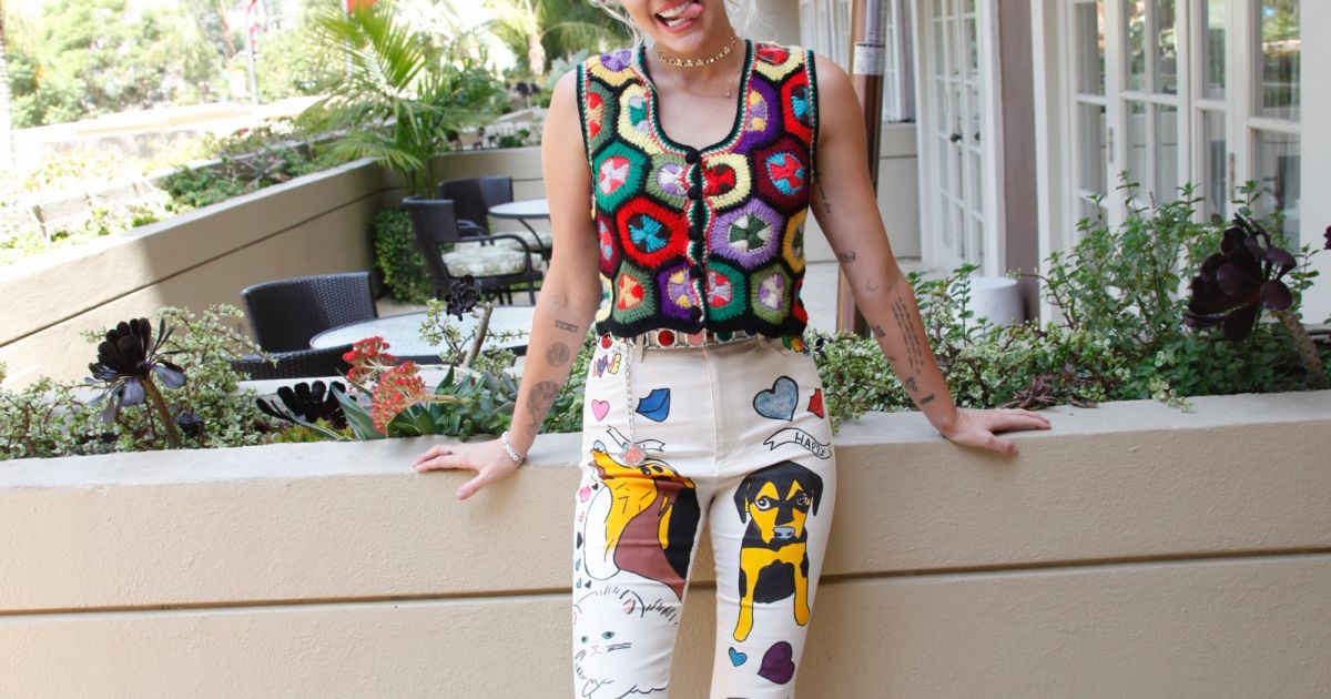Miley Cyrus en conférence de presse pour la série tv Crisis in Six ...