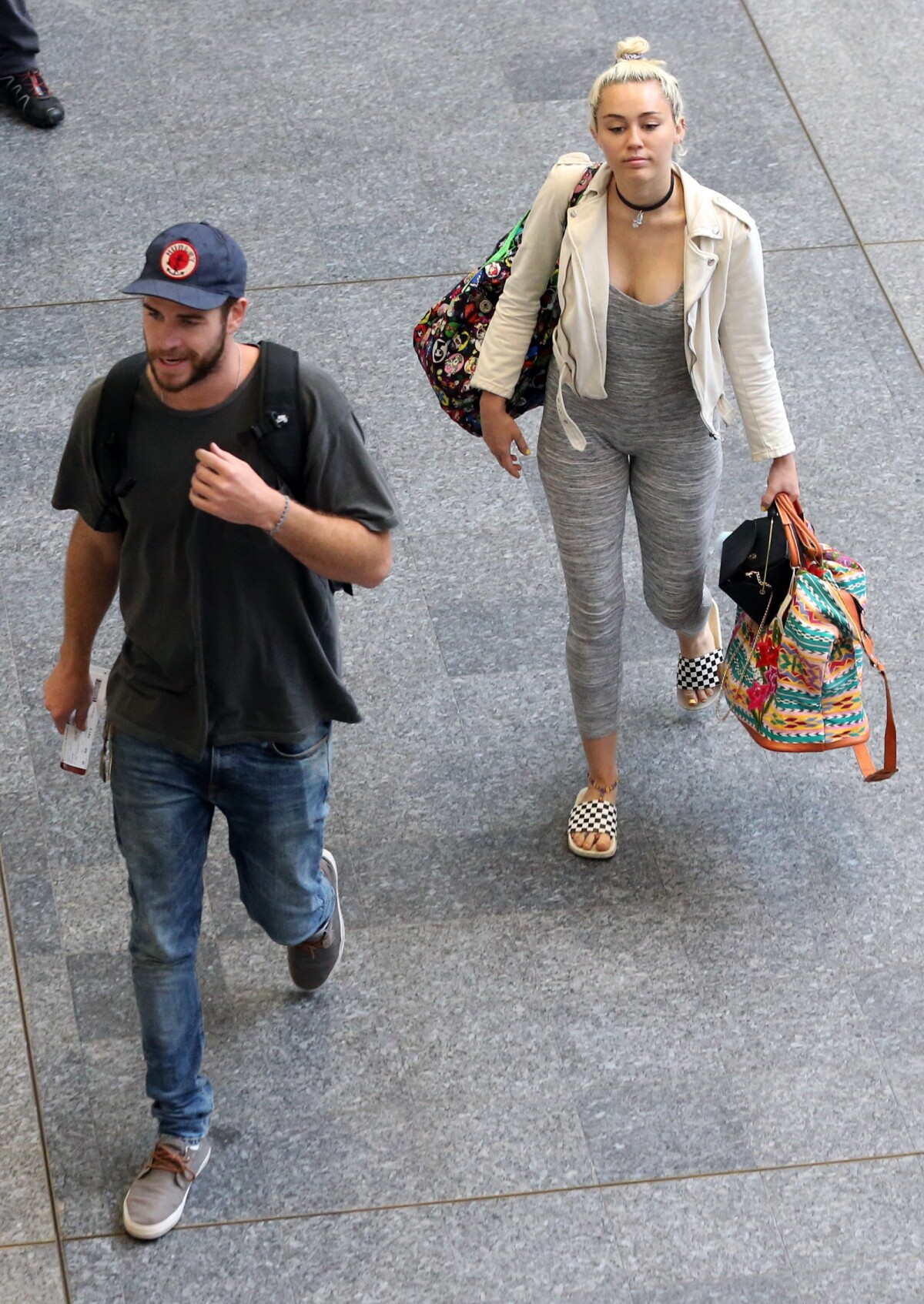 Photo : Liam Hemsworth et sa petite-amie Miley Cyrus prennent un vol à ...