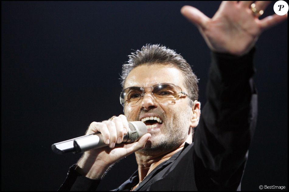 George Michael en concert à Paris-Bercy en octobre 2006. Le chanteur ...