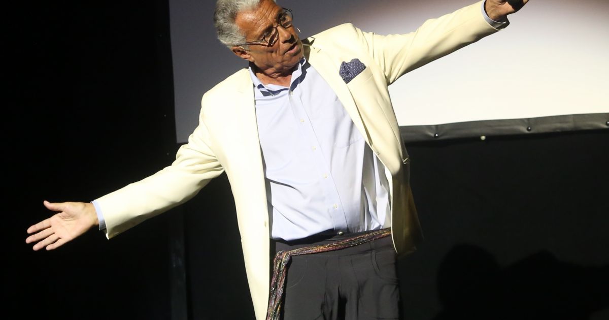 Jean-Marie Périer raconte, sur la scène du théâtre de la Michodière ...