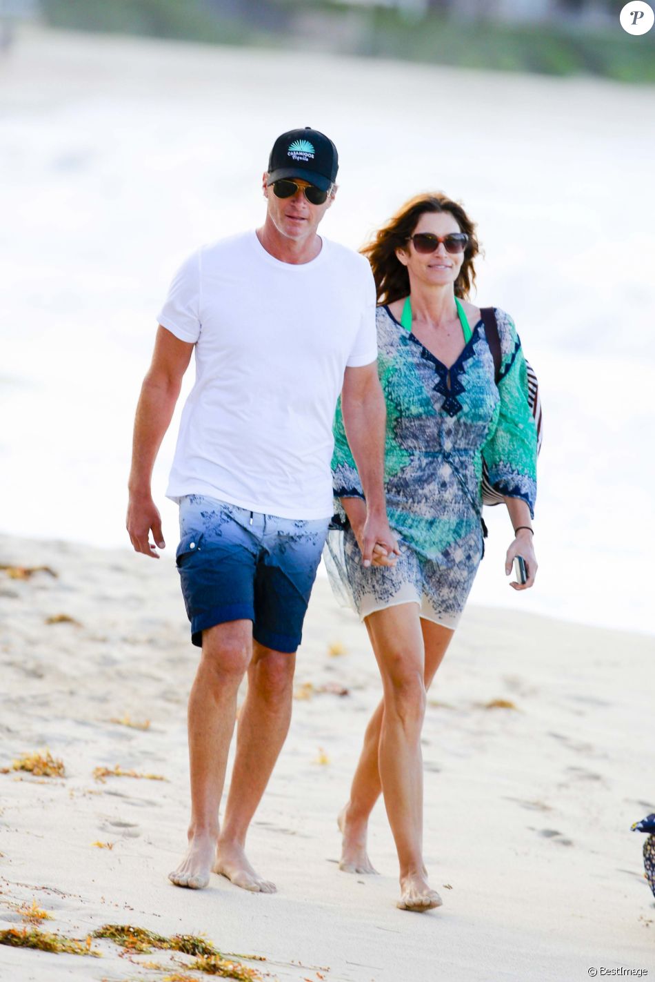 Cindy Crawford et son mari Rande Gerber se promènent sur la plage à ... Cindy Crawford et son mari Rande Gerber se promènent sur la plage à ...