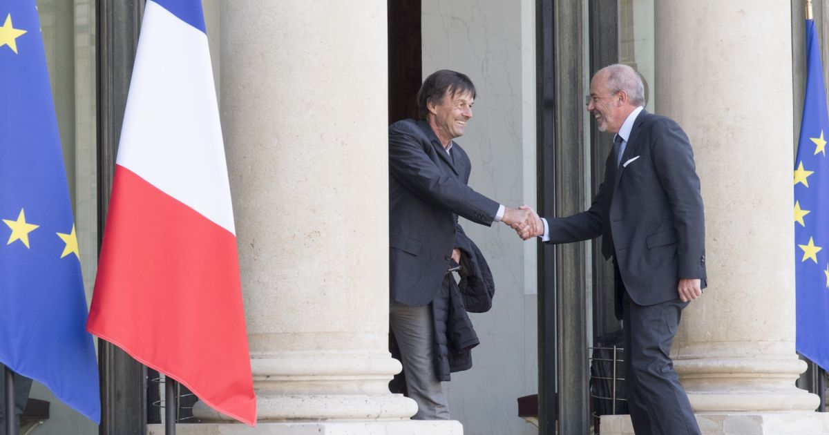 Nicolas Hulot et Stéphane Richard à l'Elysée lors de la remise de l ...