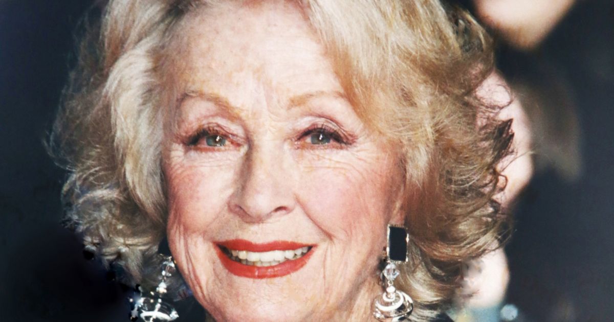 Danielle Darrieux en 2002 lors de l'avant-première de 8 femmes - Purepeople