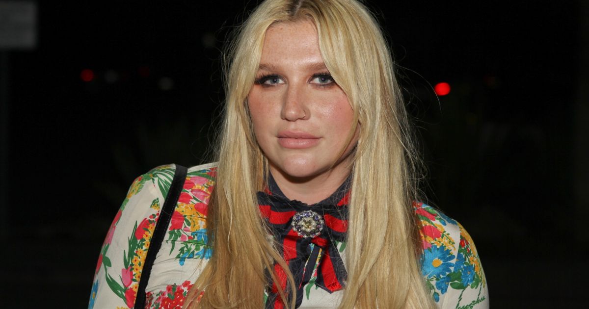 Kesha : Quand la popstar se prend le vent de l'année... - Purepeople