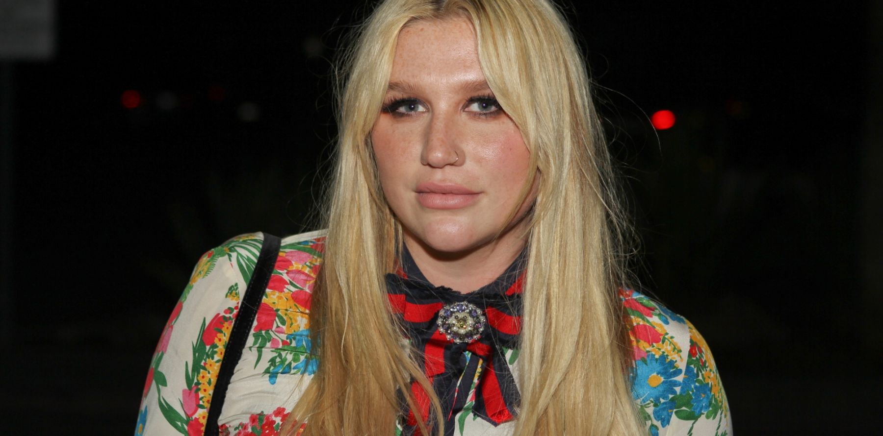 Kesha : Quand la popstar se prend le vent de l'année... - Purepeople