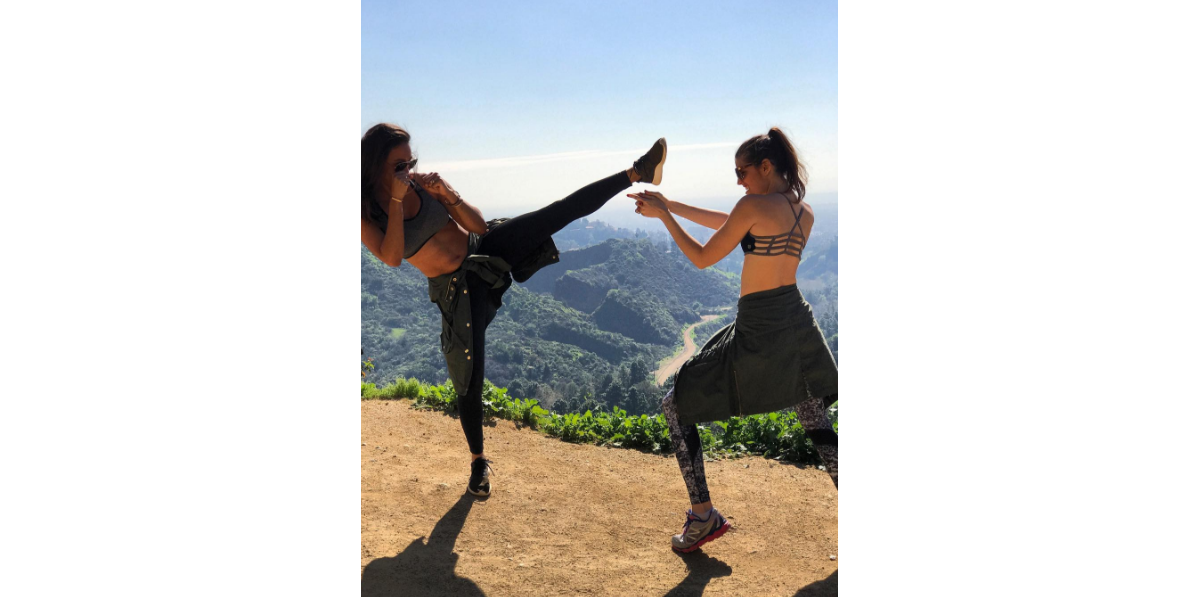 Photo : Jessica Ledon et une amie à Los Angeles le 5 mars 2017 - Purepeople