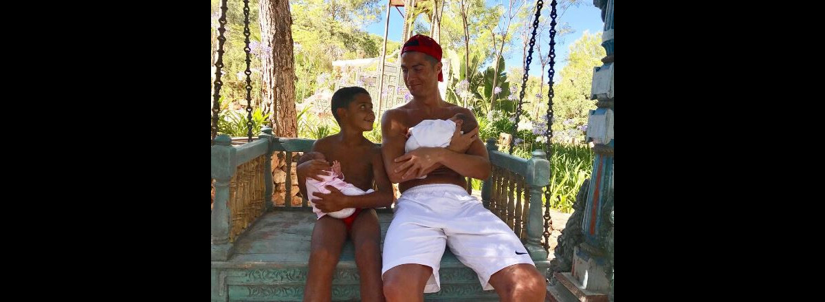Photo Cristiano Ronaldo Pose Avec Son Fils Aîné Cristiano Jr Et Ses