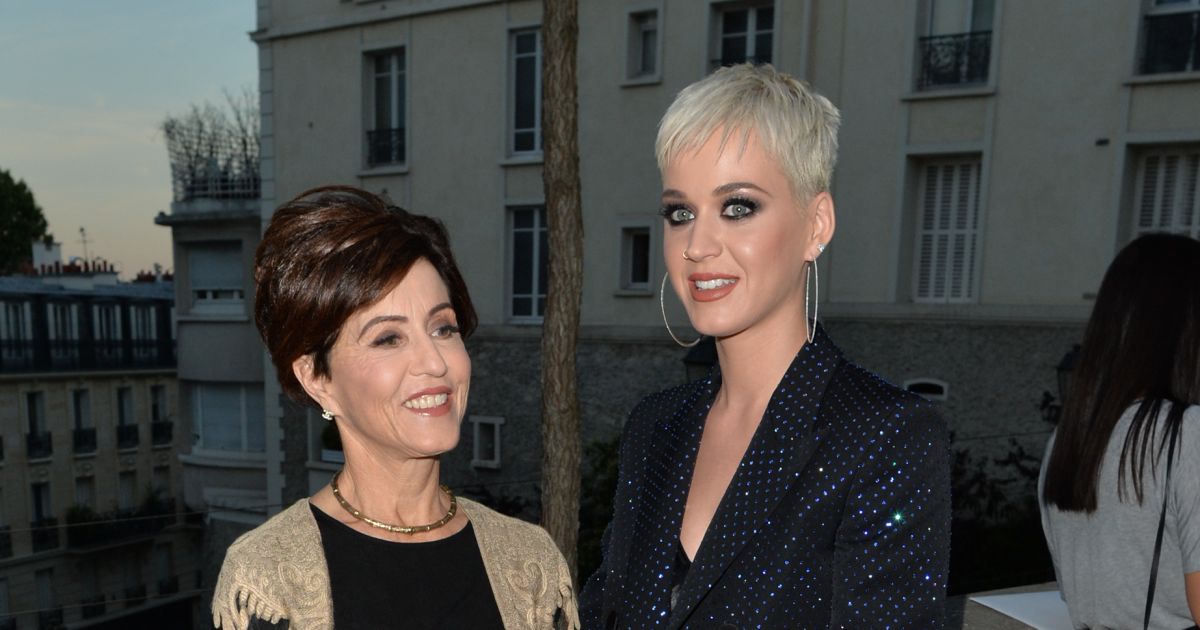 Katy Perry et sa mère Mary Perry posent pour les photographes lors de ...