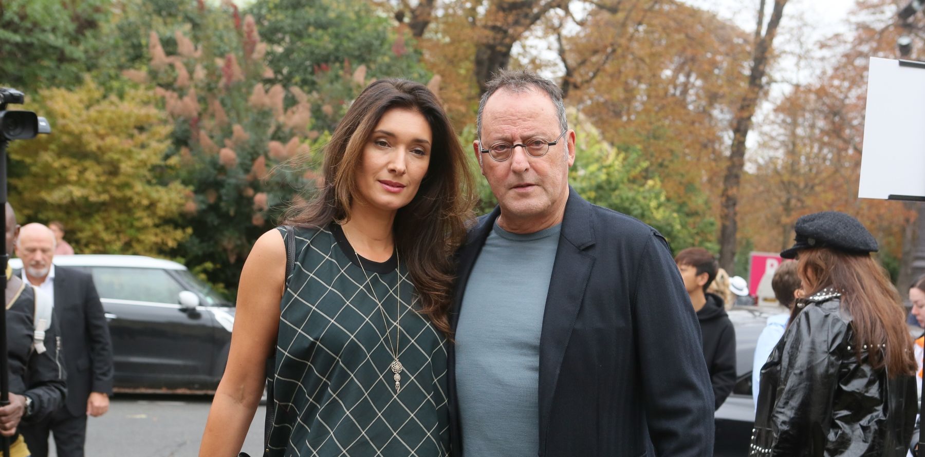 Jean Reno : Malade mais souriant à la Fashion Week, avec son épouse ...
