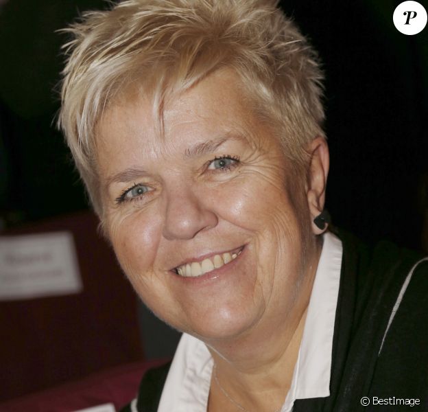 Mimie Mathy : "Je m'aide encore parfois un peu avec une canne" - Purepeople