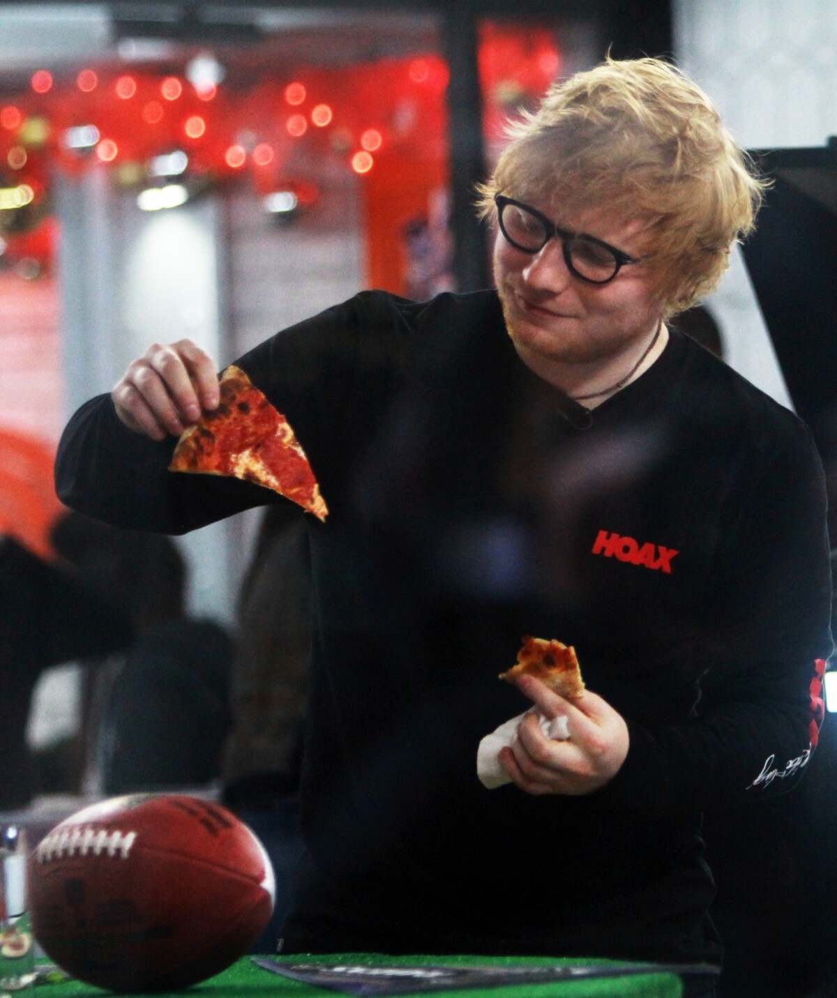Photo : Ed Sheeran a été aperçu en train de manger une part de pizza ...