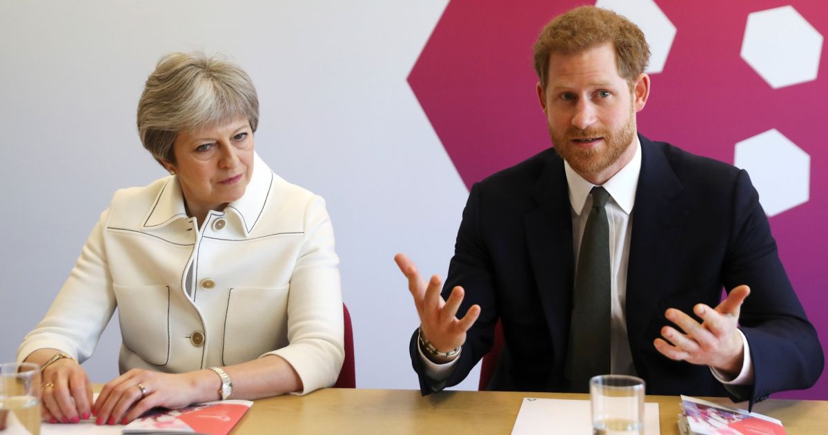 Le prince Harry avec le Premier ministre britannique Theresa May lors ...