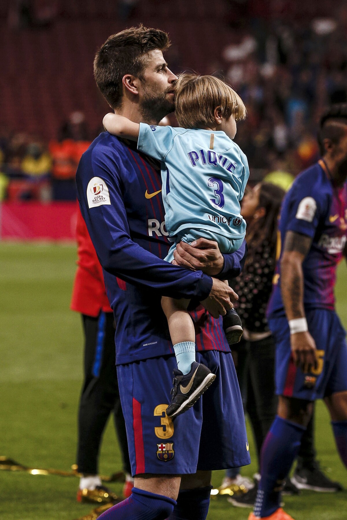 Photo : Gerard Piqué avec son fils Sasha - Les joueurs du FC Barcelona ...
