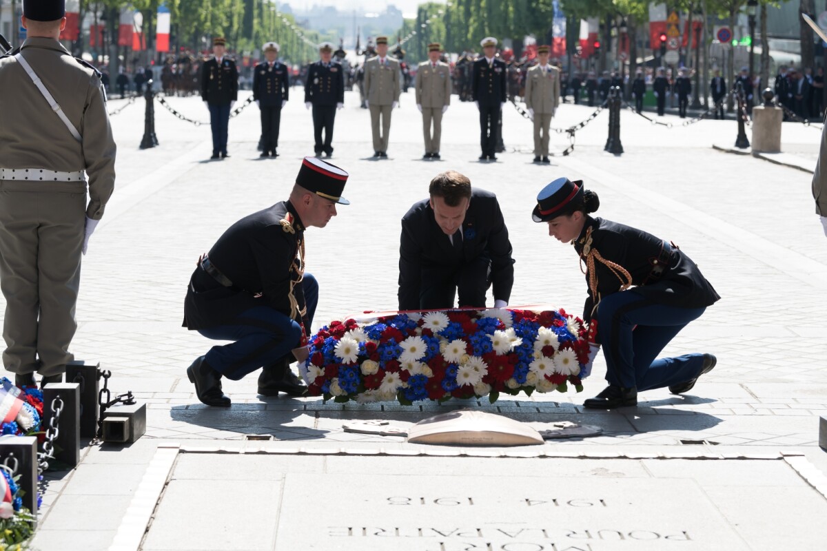 Photo : Le président de la république Emmanuel Macron dépose une ...