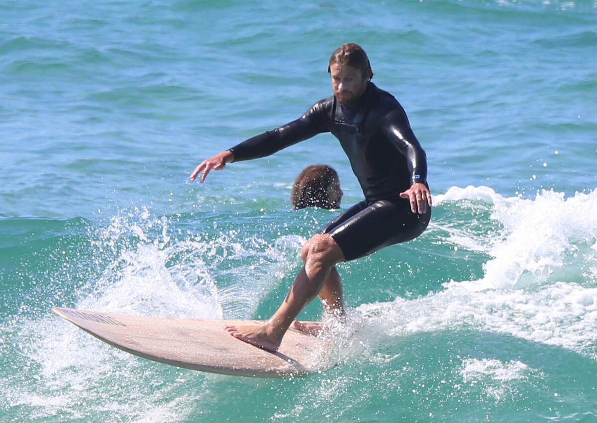 Photo : Exclusif - Simon Baker va faire du surf à Bondi Beach Sydney ...