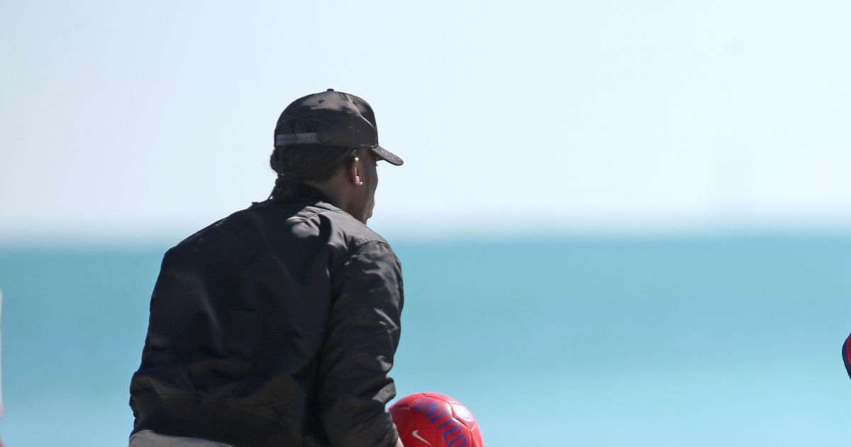 David Banda joue au football sur une plage de Miami le 24 janvier 2016 ...