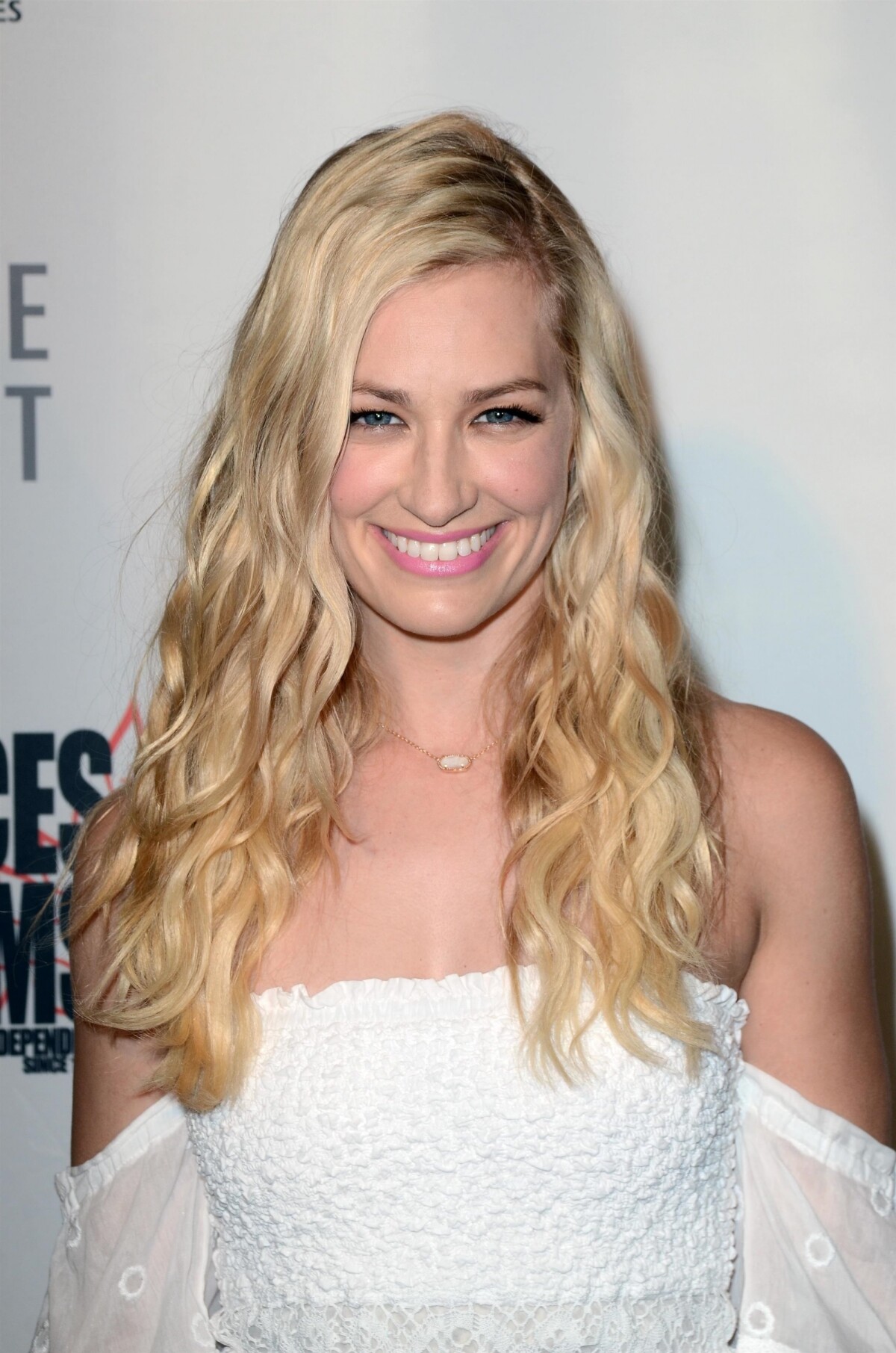 Photo : Beth Behrs - Les célébrités posent lors de la première de ...