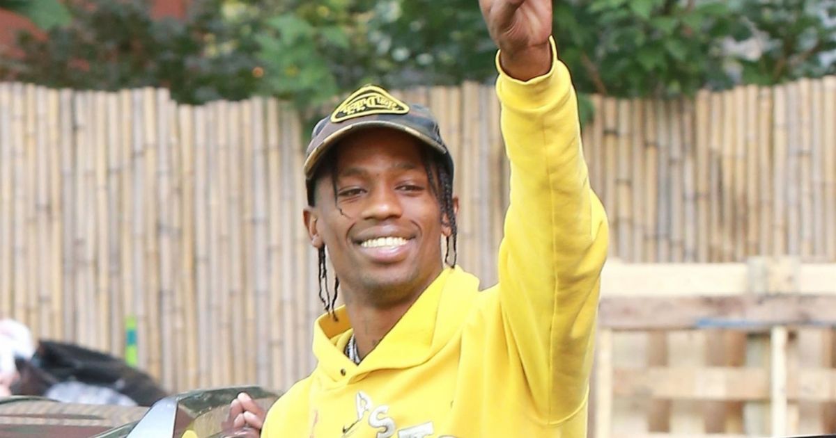 Travis Scott esquisse un rare sourire alors qu'il quitte l'Hôtel Mercer ...