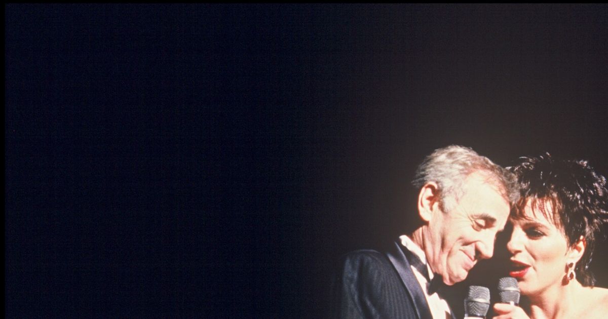 ARCHIVES - Charles Aznavour et Liza Minelli au Lido en 1987. - Purepeople